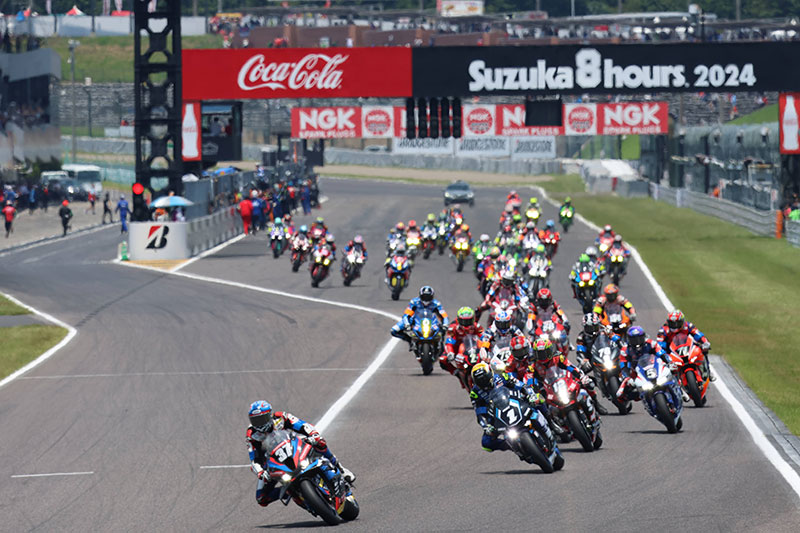 8耐見るなら、全国無料放送のBS12で！ 今年も10時間ブチ抜き生中継！ 「2025 FIM世界耐久選手権 ”コカ･コーラ” 鈴鹿8時間耐久ロードレース」 | BS無料放送ならBS12（トゥエルビ）